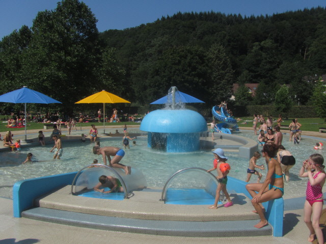 Strandbad – an einem heissen Sonntag am Plantschbecken | Freiburg ...